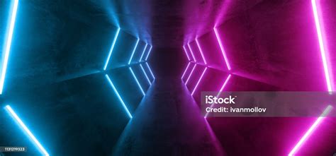 네온 빛나는 레트로 미래 공상 과학 Fi 춤 형광 호화 스러운 발광 선 파란 자주색 빛 빈 어두운 단계 외계인 통로 갱도 그런 지 구체적인 3d 렌더링 0명에 대한 스톡