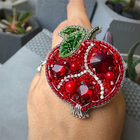 Брошь Гранат из бисера и кристаллов | Бисер, Кристаллы, Гранат