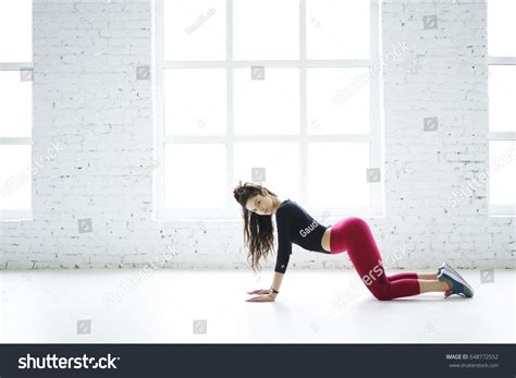 Sexy Female Twerk Dancer Making Warming стоковая фотография