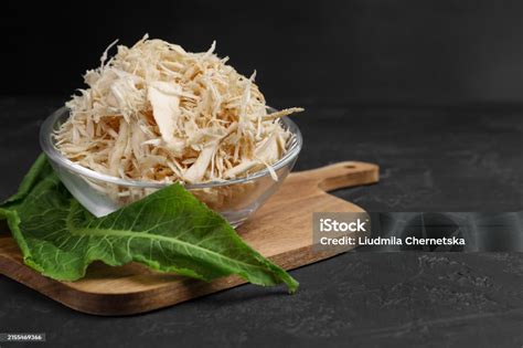 그릇에 강판 양 고추 냉이 검은 질감의 테이블에 잎과 보드 근접 촬영 텍스트를 위한 공간 0명에 대한 스톡 사진 및 기타 이미지 Istock