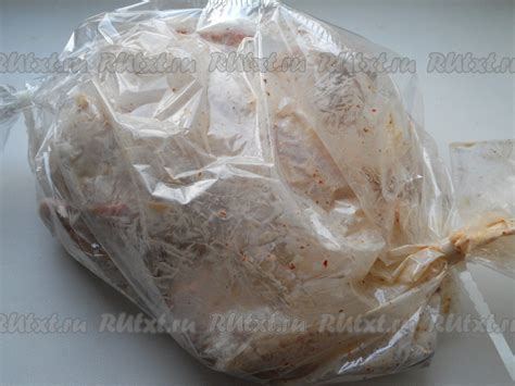 Курица целиком в сметане в рукаве в духовке 6 фото в рецепте