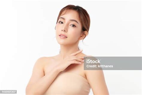 흰색 배경에 깨끗한 신선한 피부를 가진 아름다운 젊은 아시아 여성 얼굴 관리 얼굴 치료 화장품 아름다움과 스파 아시아 여성 초상화 사람 얼굴에 대한 스톡 사진 및 기타
