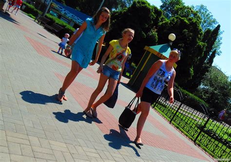 Молодая девушка в коротких шортах Шорты фото