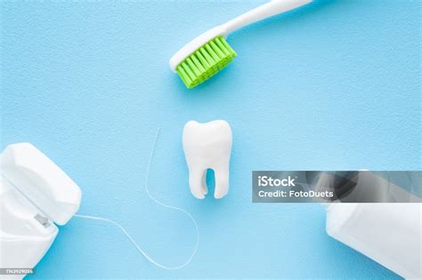 치약의 튜브 녹색 강 모와 칫 솔과 파스텔 파란색 배경에 흰색 치아 주위 치 실 용기 사람들 치아 위생 근접 촬영 배경 주제에 대한 스톡 사진 및 기타 이미지 Istock