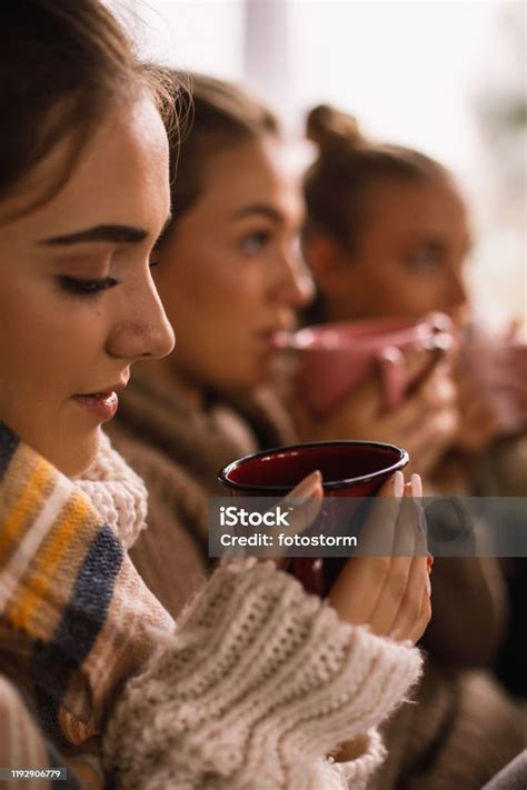 뜨거운 음료를 마시는 세 젊은 여성의 프로필의 측면보기 마시기에 대한 스톡 사진 및 기타 이미지 마시기 열 개념 초콜릿 Istock