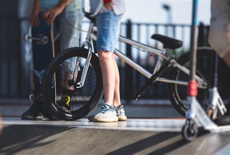 트릭과 묘기를하고 킥 스쿠터에 아이들과 함께 스케이트 공원 보기 Bmx 자전거와 스케이트를 타고 스케이트 공원에서 소년 재생및