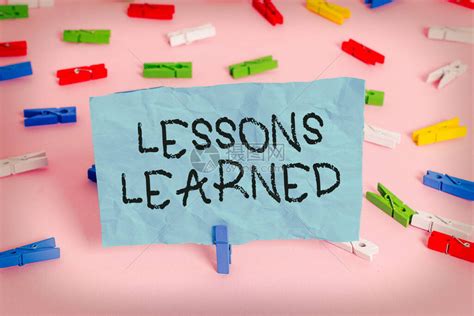 概念手写显示经验教训概念意味着经验获得的知识或理解彩色衣夹纸空提醒粉高清图片下载 正版图片504050329 摄图网