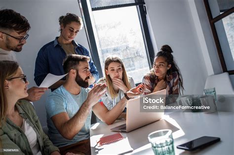 회의실에서 열린 회의에서 작업자를 개발하는 소프트웨어 그들은 미래의 프로젝트에 대해 논의합니다 청년 성인에 대한 스톡 사진 및 기타 이미지 Istock
