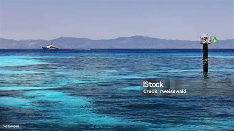 그린 아일랜드에서 본 우현 비콘수로 조사 선박빠른 관광 모터 보트 퀸즐랜드호주378 그레이트 배리어 산호초에 대한 스톡 사진 및