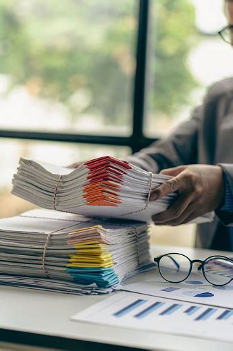 책상 비즈니스 종이 더미에 미완성 종이 더미로 금융 업무를 하는 사업가 책상에 대한 스톡 사진 및 기타 이미지 책상 파일 사법 제도 Istock