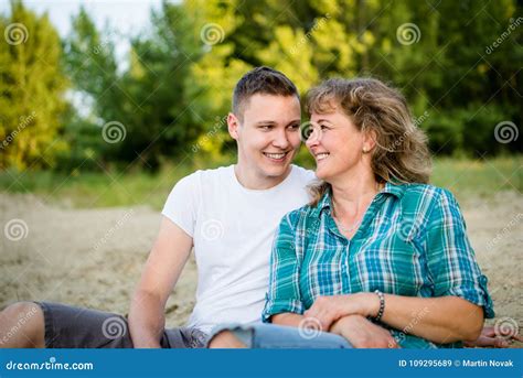 Moeder En Zoon Die Een Grote Tijd Hebben Samen Stock Afbeelding Image