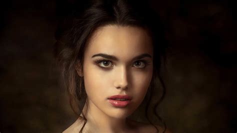 Портрет красивой девушки шатенки на сером фоне · бесплатная фотография от Danastr картинки и