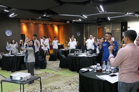 Training Smart Data Visualization For Business Presentation Batch 2 Meratus Line Presenta