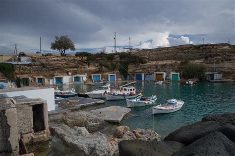 전통적인 그리스 어 부와 Mandrakia 베이 차고와 밀로스 Cyclades를 그리스에에서 보트 0명에 대한 스톡 사진 및 기타 이미지 Istock