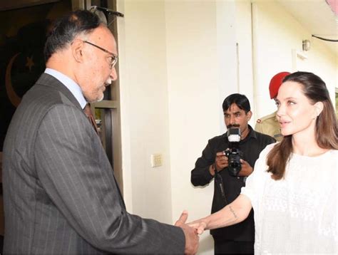 عکس های دیده نشده از آنجلینا جولی در میان سیل‌ زدگان پاکستان