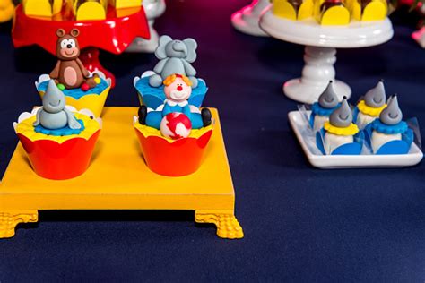 어린이 파티에서 로얄 아이싱으로 장식된 과자와 머핀이 있는 테이블 0명에 대한 스톡 사진 및 기타 이미지 0명 귀여운 다중 색상 Istock