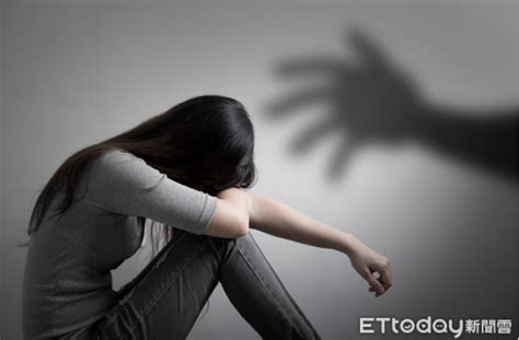 工程师缺钱冒充警察骗3卖淫女 自制假证件得手5 6万 阿波罗新闻网