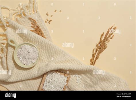 Le Riz Blanc Est Stocké Dans Un Plateau En Bois Et Un Plat En Céramique
