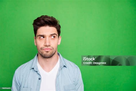 녹색 선명한 색상 배경을 통해 고립 된 필요한 정보를 찾으려고 빈 공간을 찾고 매력적인 강모 수염 남자의 사진 상기시켜 주는
