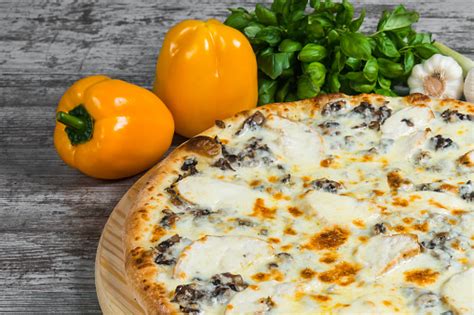 가벼운 나무 배경에 로즈마리와 향신료와 닭고기와 버섯 피자 녹색 바질과 신선한 야채를 배경으로 한 이탈리아 피자 0명에 대한 스톡 사진 및 기타 이미지 Istock