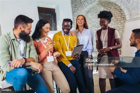 기업 교육 팀 빌딩 활동 다양한 직원 그룹에서 행복한 비즈니스 팀 팀 빌딩에 대한 스톡 사진 및 기타 이미지 팀 빌딩 다민족 그룹 다양성 Istock
