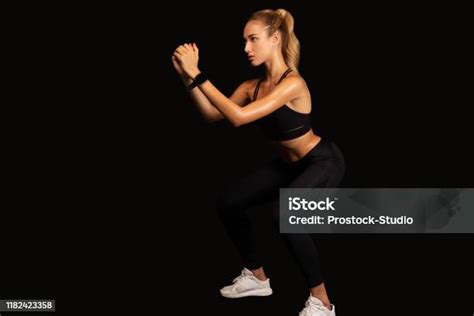 블랙 스튜디오 배경을 통해 깊은 스쿼트 운동을하고 피트니스 소녀 가냘픈에 대한 스톡 사진 및 기타 이미지 가냘픈 개념 건강한 생활방식 Istock