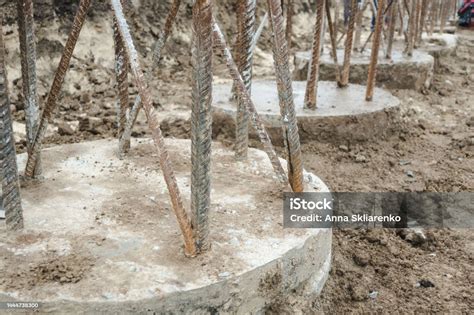 건설 공사 완성 후 말뚝 기초 파일 캡 파일 헤드 전에 새 건물의 철근 콘크리트 더미 새로운 건설 현장을위한 콘크리트 말뚝 기초 0명에 대한 스톡 사진 및 기타 이미지