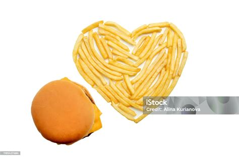 흰색 배경에 고립 된 마음과 치즈 버거 형태의 감자 튀김 스톡 이미지 감자 튀김 햄버거 치즈 버거 샌드위치 햄버거 샌드위치 롤빵 패스트 푸드의 개념 나쁜 길거리 음식 하트