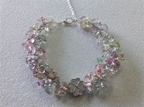 Браслет из кварца и бусиной в виде клевера с цирконами