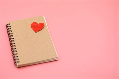 핑크 파스텔 플라스틱 빈 노트와 종이 붉은 마음 배경 질감 발렌타인 개념입니다 최소한의 개념입니다 공간 복사 0명에 대한 스톡 사진 및 기타 이미지 Istock