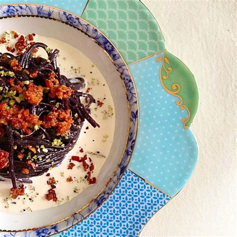 La Belle Auberge Noodles Di Riso Nero Integrale Con Polvere Di Bacon Su Crema Di Burrata