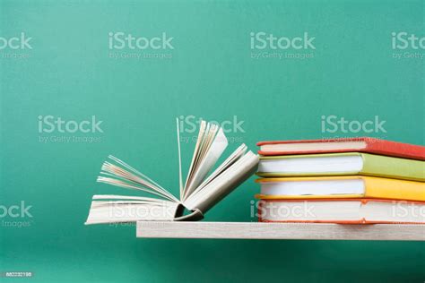 오픈도 서 나무 테이블에 대 한 Hardback 책입니다 교육 배경입니다 학교 돌아가기 텍스트에 대 한 공간을 복사 합니다 0