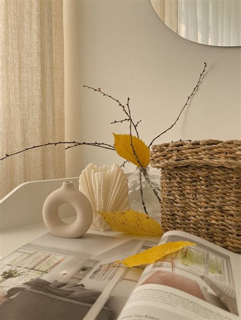 가을 가지 거주 공간 거친 고요한 깨끗한 라인 꽃병 나뭇잎 노란 잎 단순한 독서하는 독서하다 디자인 따뜻한 음색 떨어지다 러스틱 마른 나뭇잎