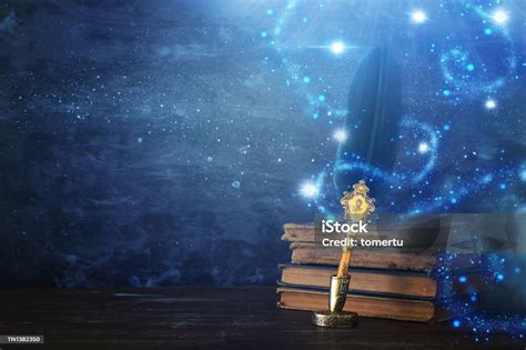 오래 된 깃털 퀼 잉크 펜 잉크병 오래 된 책 나무 책상 위에 검은 벽 배경 빈티지 오래 된 스타일과 필터링 역사 판타지 교육 및 문학 주제에 대 한 개념적 사진 고대의에