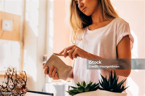 그녀의 작은 스튜디오에서 점토 머그잔을 성형 하는 여자 예술가 도자기에 대한 스톡 사진 및 기타 이미지 도자기 러시아 머그 Istock