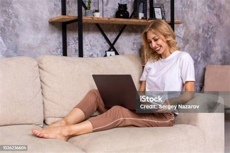 웃 고 행복 하 게 보고 탐색 및 온라인 인터넷 쇼핑을 하 고 집에서 노트북 컴퓨터를 사용 하 여 젊은 아름 다운 여자 25 센트에 대한 스톡 사진 및 기타 이미지 Istock