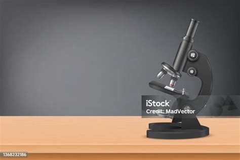 벡터 3d 학교 칠판 배경에 대한 나무 테이블에 현실적인 검은 실험실 현미경 화학 생물학 도구 과학 실험실 연구 교육 개념 디자인 템플릿 3차원 형태에 대한 스톡 벡터 아트