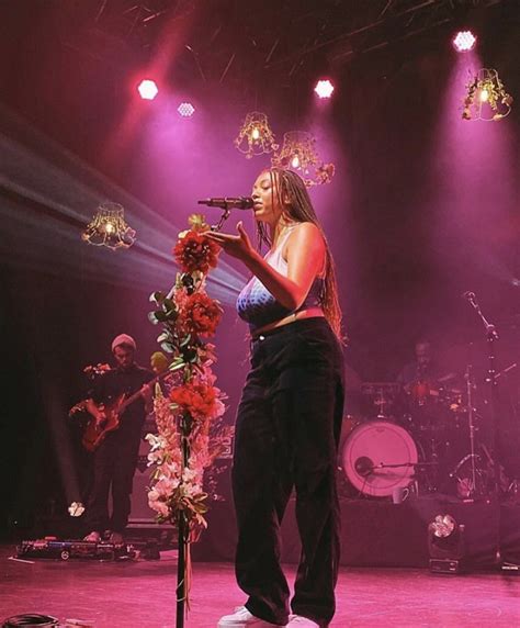 Mahalia Live Performance Stage Mahalia Core Mic Stand Aesthetic