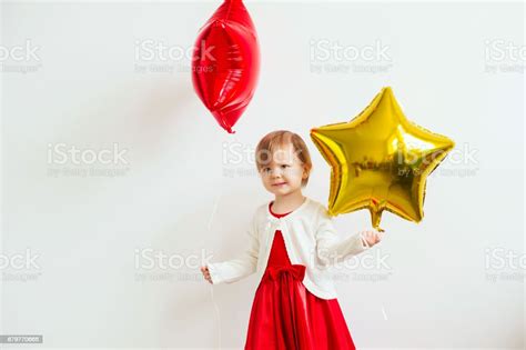 작은 아기 소녀 스타의 형태로 풍선 들고 젊은 여자 스타를 들고 풍선 모양 행복 한 아이 흰색 배경에 화려한 반짝 호 일 풍선 명랑한에 대한 스톡 사진 및 기타 이미지