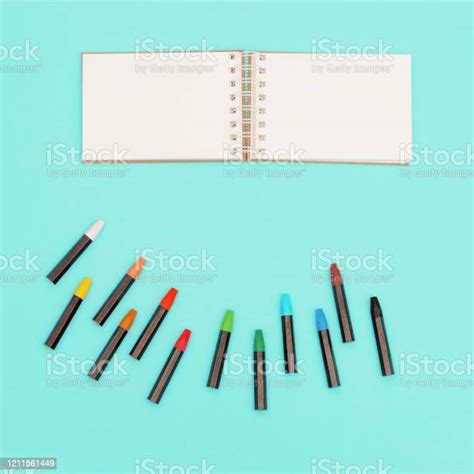 학교 교육을위한 컬러 파스텔 크레용과 오픈 스케치 패드와 플랫 누워 화려한 분필 세트입니다 디자인 배경 소셜 미디어 0명에 대한 스톡 사진 및 기타 이미지 Istock