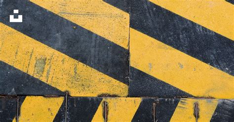 금속 막대가 있는 검은색과 노란색 줄무늬 영역 사진 Unsplash의 무료 홍콩 이미지