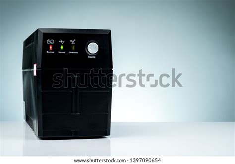 무정전 전원 공급 장치테이블에 배터리가 격리된 스톡 사진지금 편집 1397090654