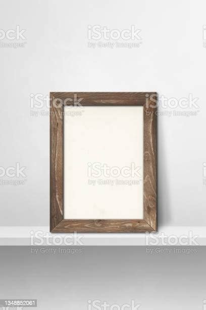 흰색 선반에 기대어 나무 그림 프레임 3d 일러스트레이션 세로 배경 0명에 대한 스톡 사진 및 기타 이미지 0명 공란 기대기 Istock