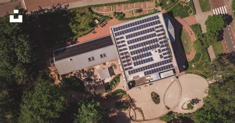 지붕에 태양 전지판이 있는 건물의 조감도 사진 Unsplash의 무료 네이케르크 이미지