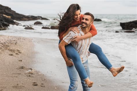 Junges Paar Am Meer Kostenlose Foto