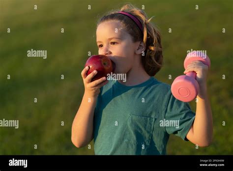 Sportliches Kind Mit Apfel Und Kurzhantel Im Freien Im Sommerpark Süßer Junge Der Seine
