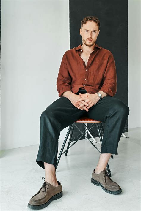 가죽 신발 거리 패션 관목 숲 관찰 남성 모델 남성복 녹지 데님 도시 생활 도시 설정 도시 패션 무릎에 손 얹기 벽돌 벽 성인 남성 셔츠 수염