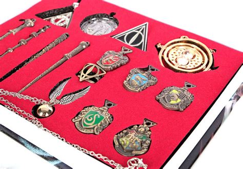 Подарунковий набір атрибутика зі світу Гаррі Поттера Чарівні палички медальйони кулони Гаррі