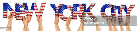 미국 국기 색 관광 여행 국가 개념 고립 된 흰색 배경에서 사람들이 나무 편지 문자를 형성 하는 뉴욕 시를 들고 손을 팔 개념에 대한 스톡 사진 및 기타 이미지 Istock