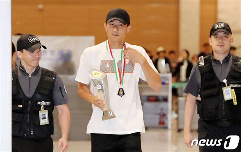 김민재 우승 목걸이와 수비MVP 트로피 네이트 스포츠
